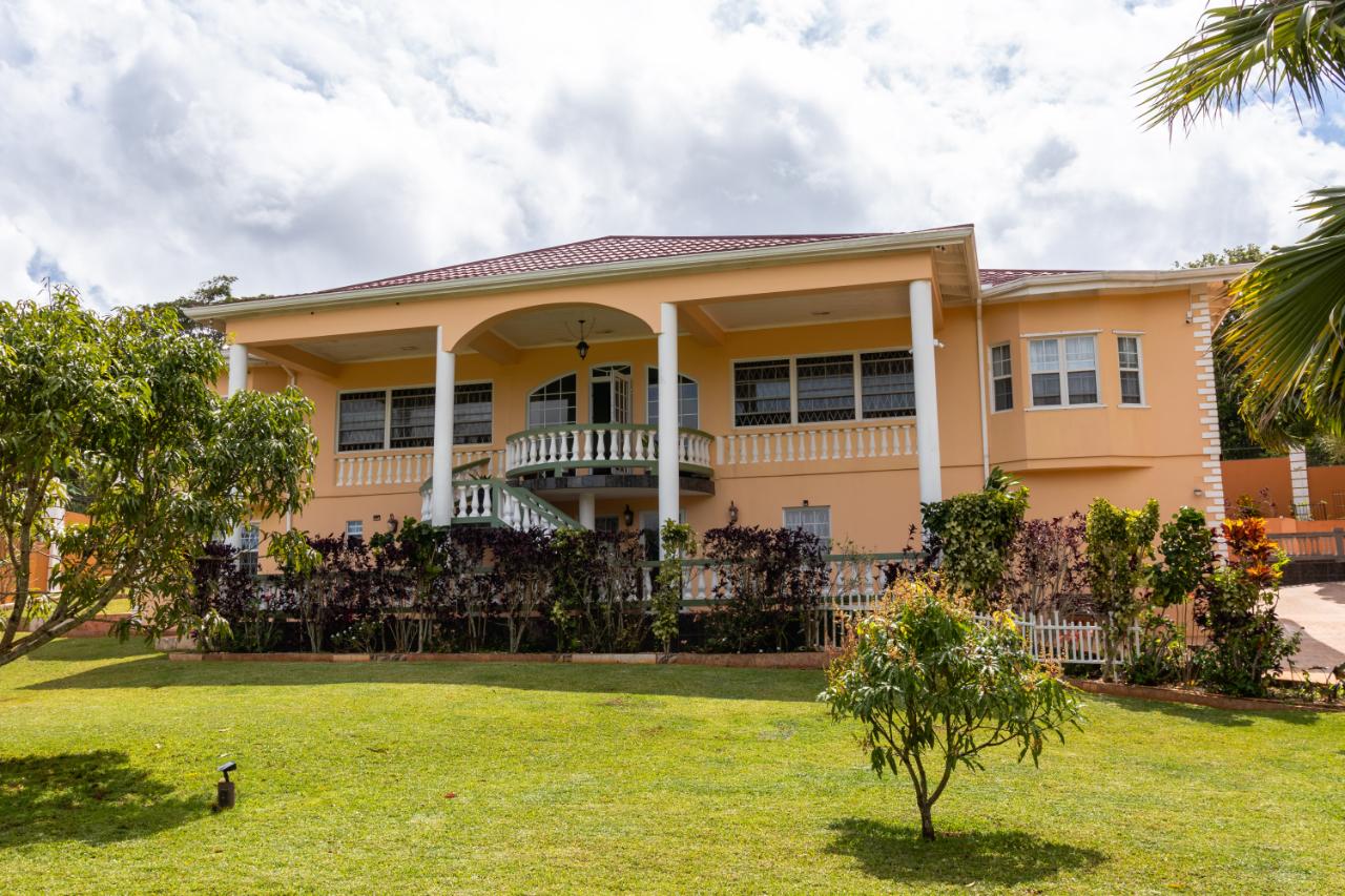 Beautiful Landscaped 6 Bedroom 5 Bathroom House For Sale in New Hall ...