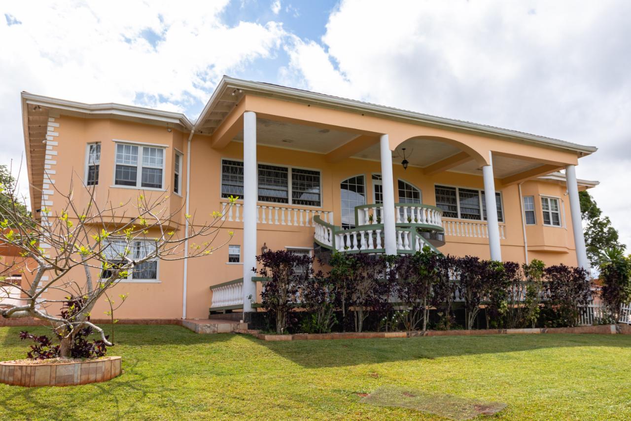Beautiful Landscaped 6 Bedroom 5 Bathroom House For Sale in New Hall ...